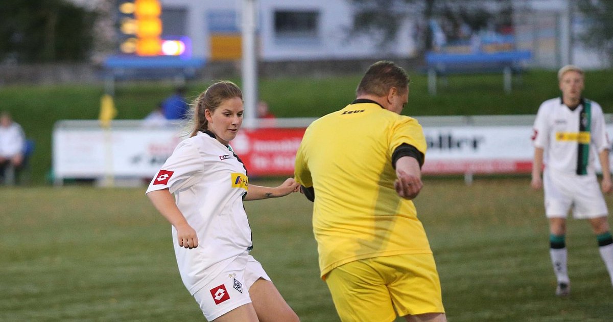 Lisa Ridder spielt als einzige Frau in der Betriebsmannschaft von ...