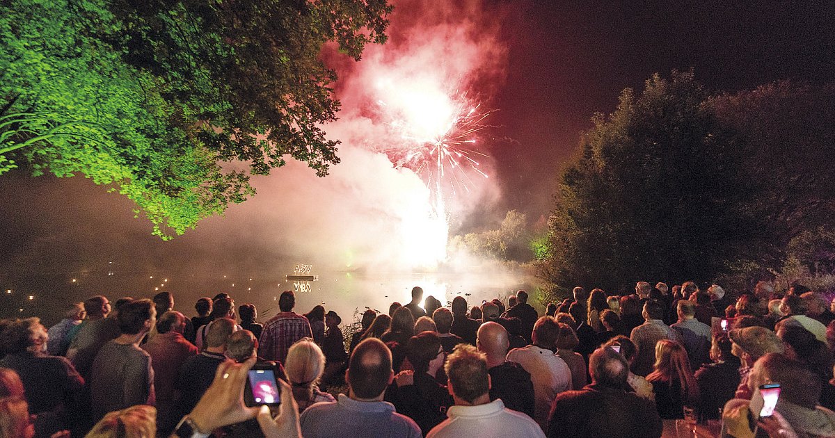 Der Ochsensee steht beim Teichfest in Schlangen in Flammen | Lokale ...