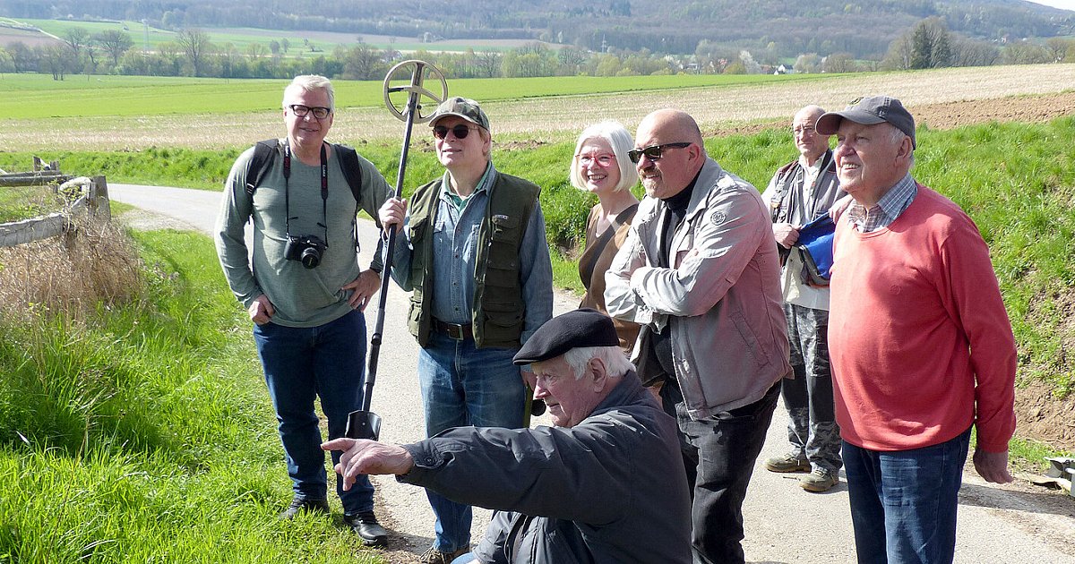 Fachleute suchen nach Überbleibseln eines Flugzeugabsturzes in Lügde | Lokale Nachrichten aus ...