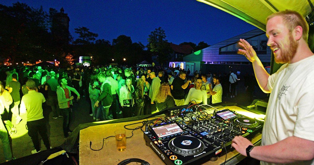 Ein letztes Mal? Hunderte feiern beim DJ-Open-Air vor dem Schloss Brake ...