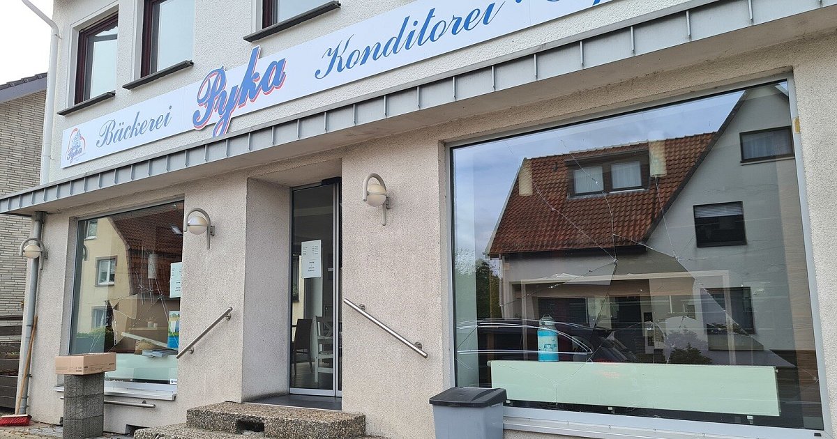 Frau zerstört offenbar mutwillig Schaufenster der Bäckerei Pyka ...