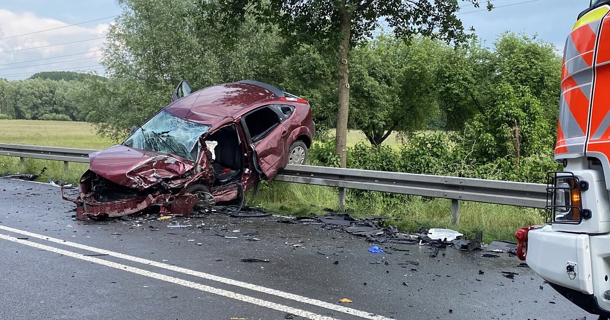 Update: 52-jährige Frau aus Schlangen stirbt bei Unfall auf der B1 - Polizei sucht Zeugen ...