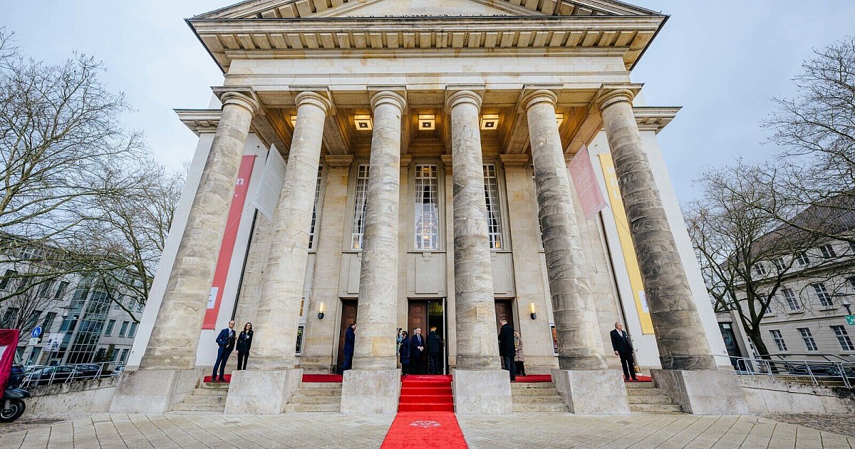 Sottwe bokep she is rather tall with a gng kind of look