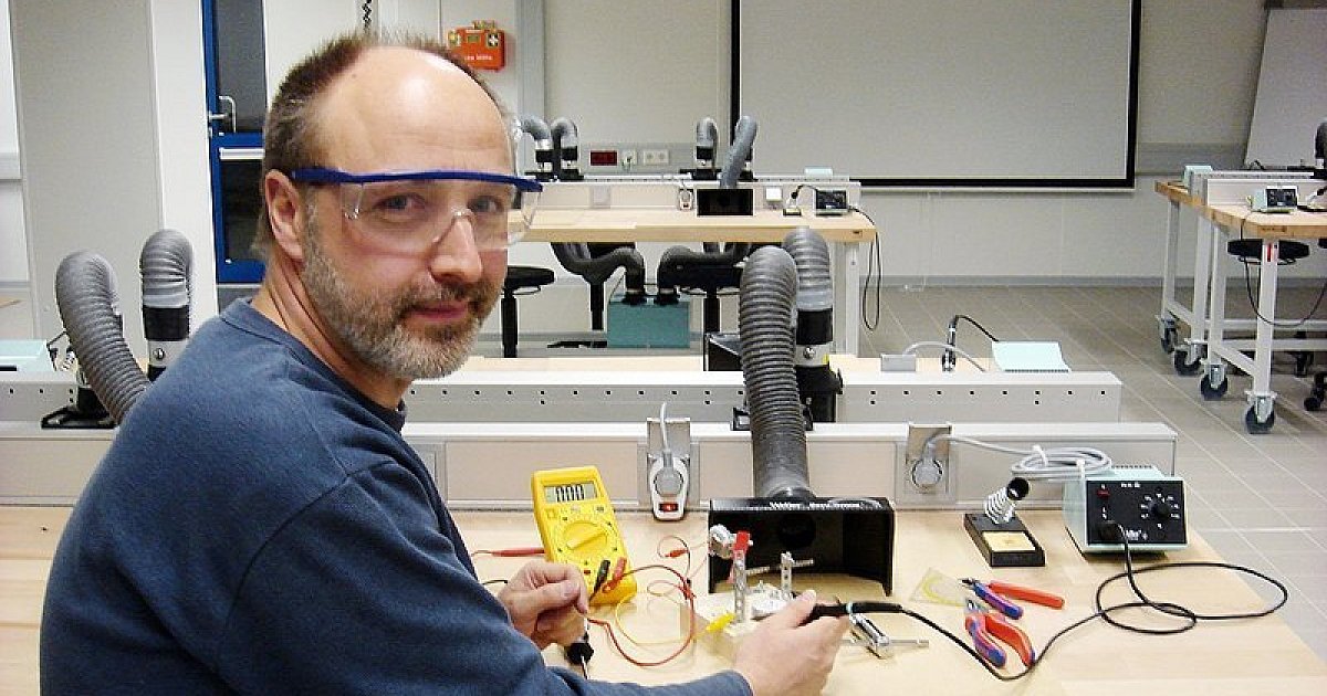 Mit Rainer Kammler experimentieren Schüler im Technik-Lernlabor Lippe ...