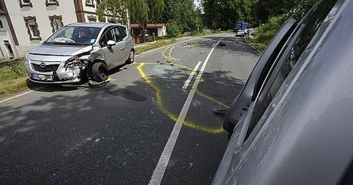 Vier Verletzte bei schwerem Unfall auf der B1 | Lokale Nachrichten aus Blomberg - LZ.de