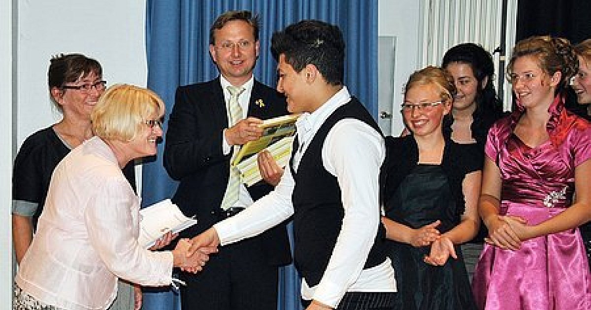 Augustdorfer Realschüler erhalten ihre Abschlusszeugnisse | Lokale ...