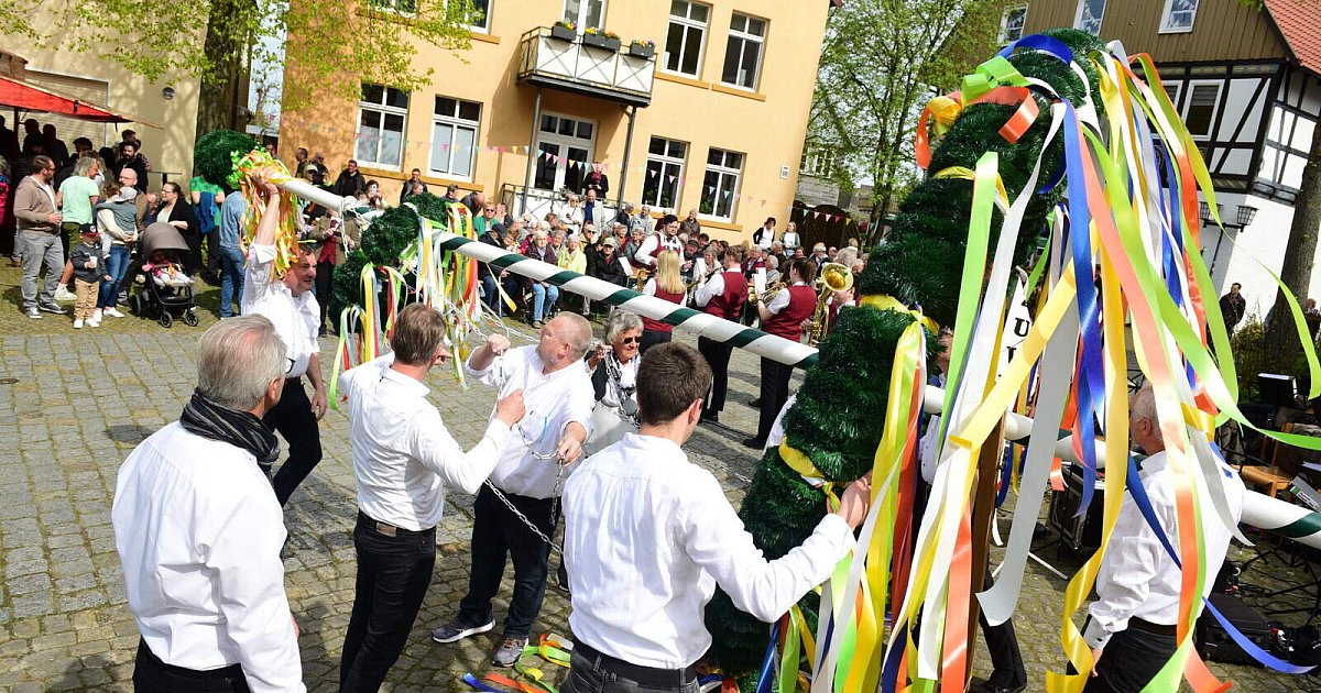 Der Maibaum schmückt den Marktplatz in Heiden | Lokale Nachrichten aus ...