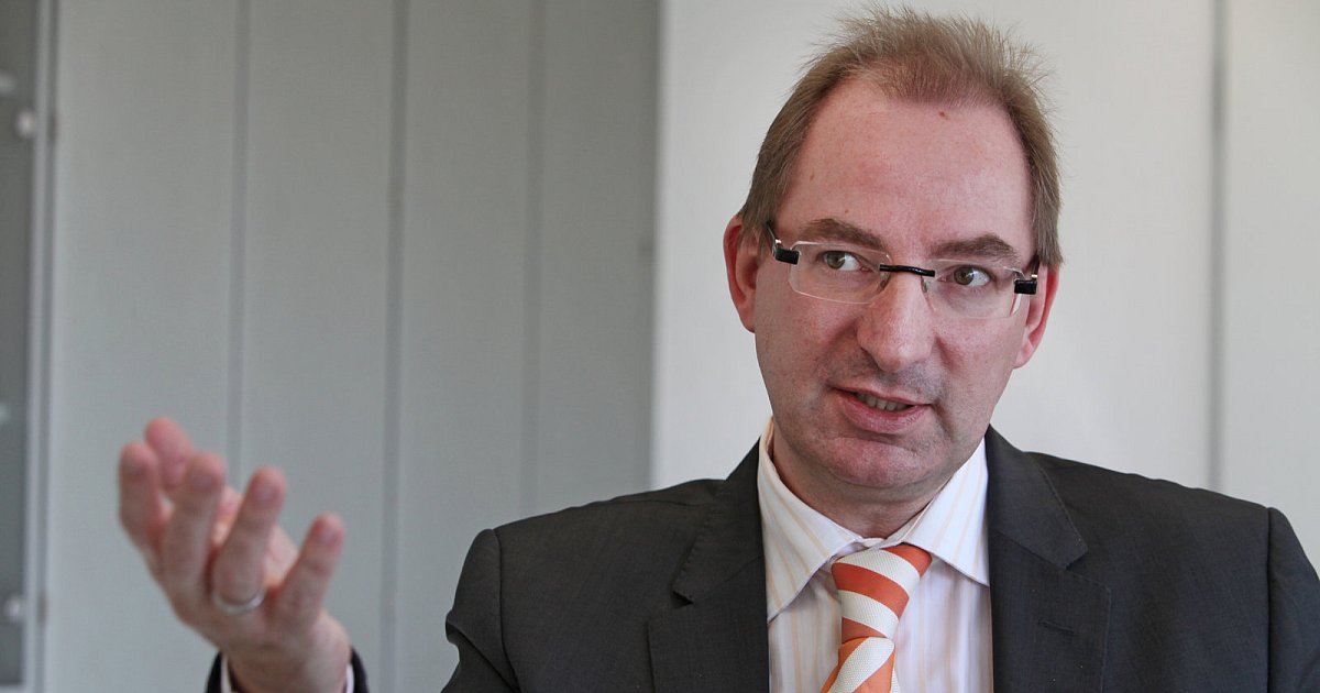 Dr. Oliver Herrmann,spricht über die Bedeutung des Standortes Lippe ...