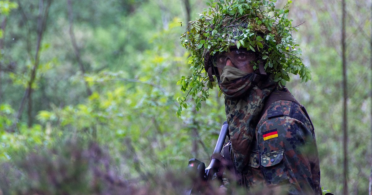 Mundschutz in Tarnfarbe: So läuft die Grundausbildung der Bundeswehr ...