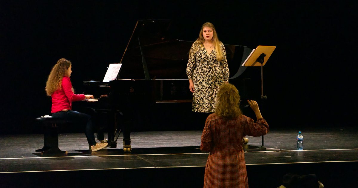 International gefragte Sopranistin Annette Dasch gibt ihr Können weiter ...