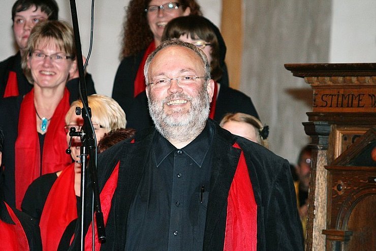 Chorleiter Uwe Rottkamp und sein Team geben alles fürs Publikum ...