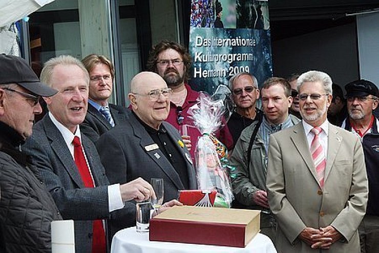 Zu Füßen des "großen Bruders" | Lokale Nachrichten aus Detmold - LZ.de