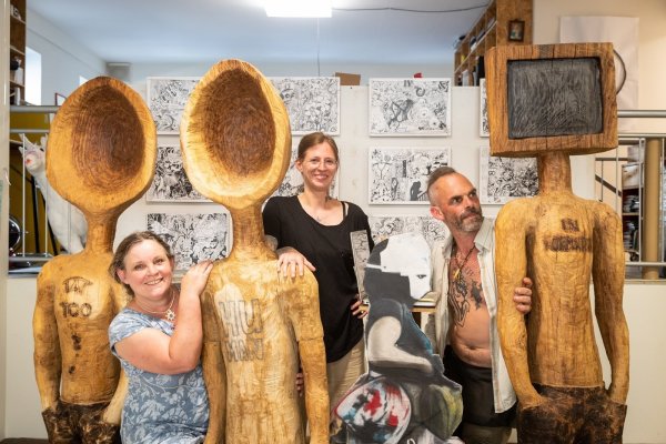 Meterhohe Skulpturen werden im Tattoo-Studio gezeigt | Lokale ...