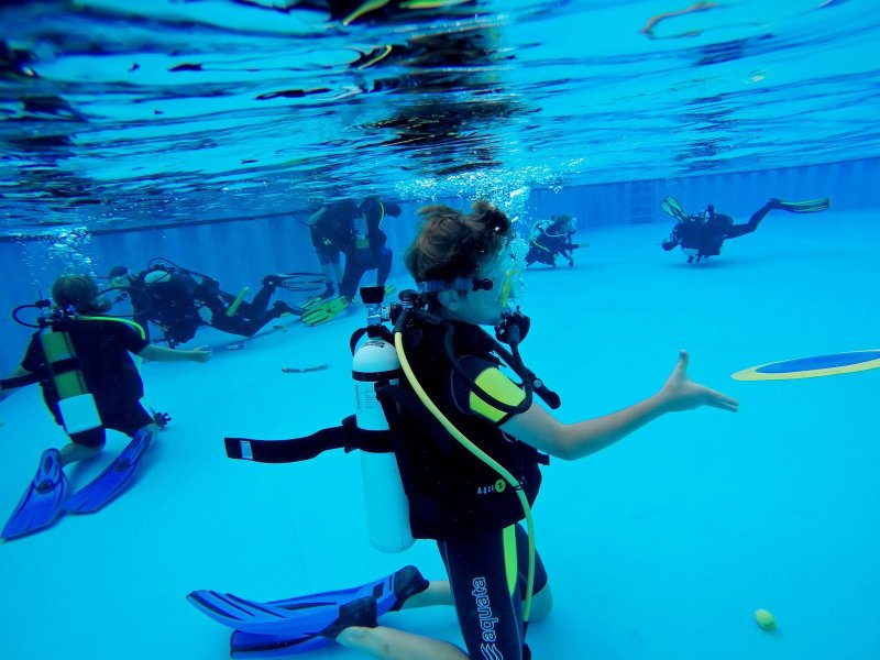 Im Oerlinghauser Freibad spielen Kinder unter Wasser Frisbee | Lokale ...