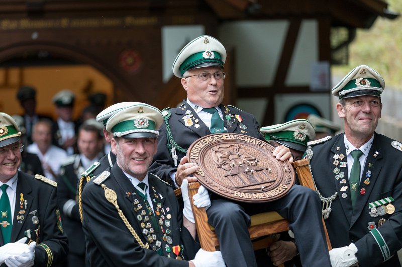 Der Neue thront auf einem Stuhl | Lokale Nachrichten aus Horn-Bad Meinberg - LZ.de