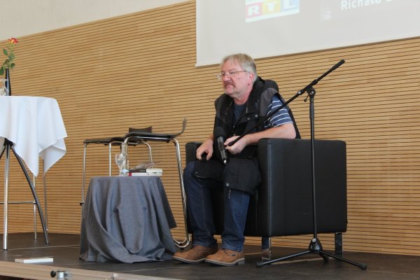 Autor Richard Brox liest in Detmold aus "Kein Dach über den Kopf ...