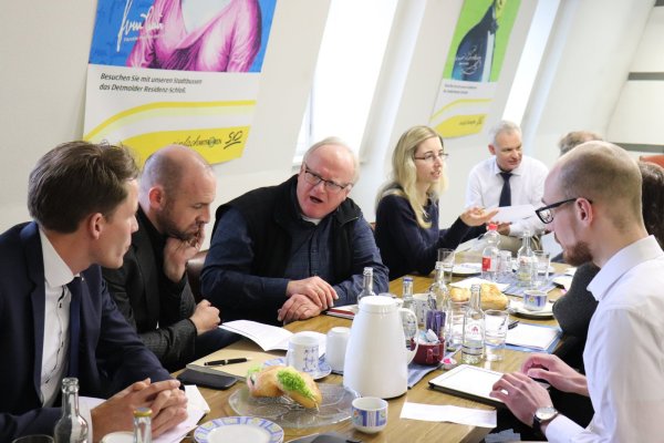 Rotary Club übergibt Mentorenprogramm "Balu und Du" an Bürgerstiftung ...