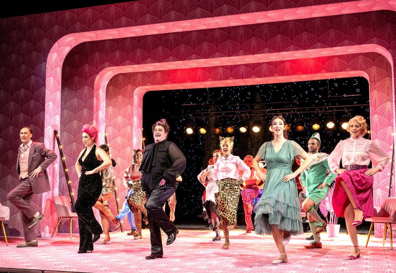 Biederes Bürgertum stößt im Landestheater Detmold auf glitzernde ...