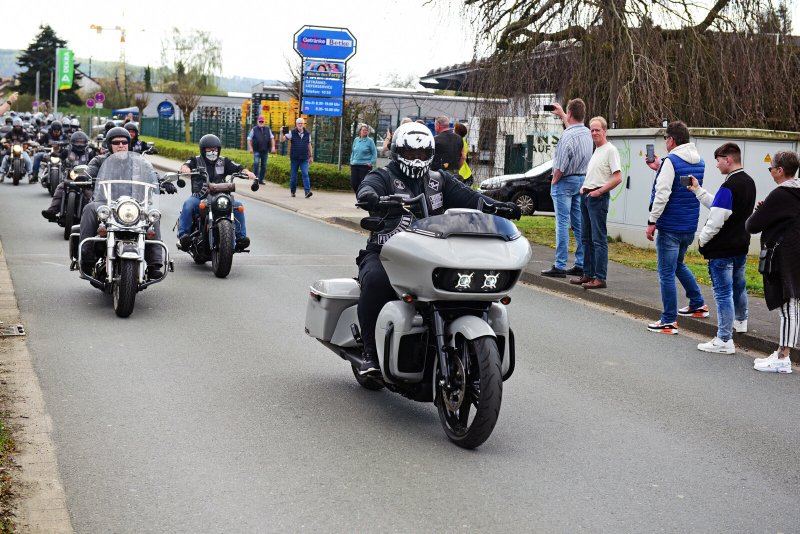 Bei der Ausfahrt der Motorrad-Rocker bleibt alles ruhig - bis auf die ...