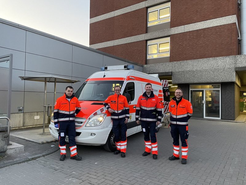 Über die ukrainische Grenze mit Kindern auf dem Arm | Lokale ...