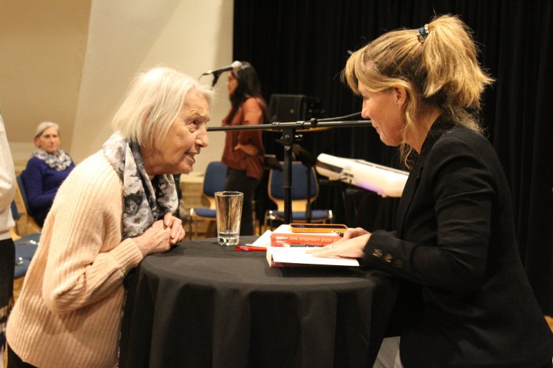 Bekannte Schriftstellerin liest in Bad Salzuflen ein Buch | Lokale ...