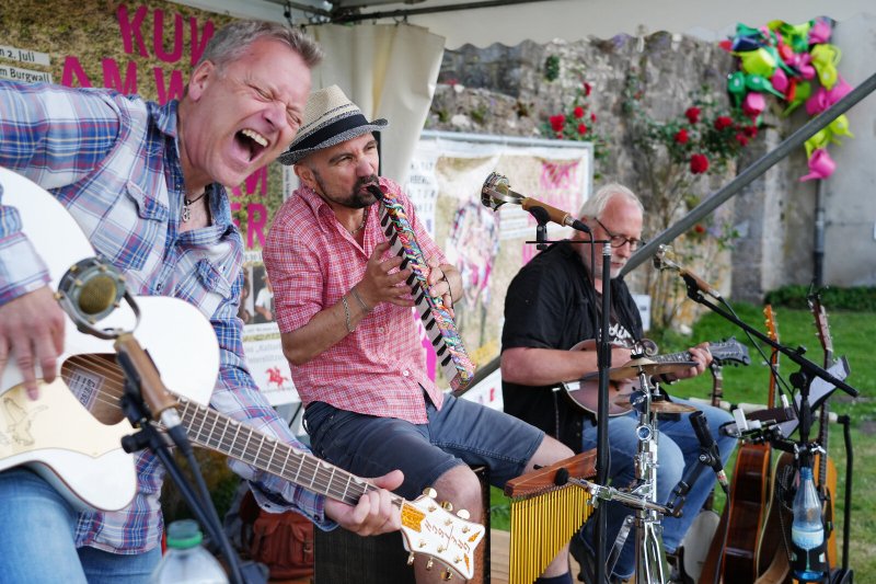 "Carlini, Dodo Leo & Martin" spielen wieder an der Horner Burgmauer ...