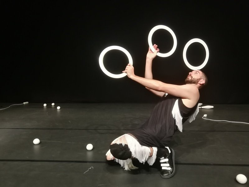 Wes Peden zeigt beeindruckende Jonglage in der Stadthalle | Lokale ...