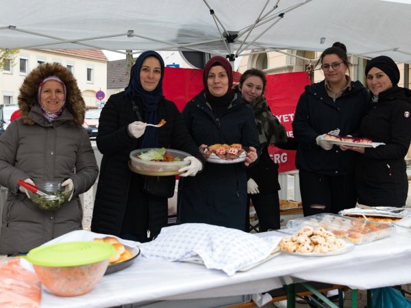 Aussteller lassen sich beim Frühlingsfest nicht vom Wetter abschrecken ...