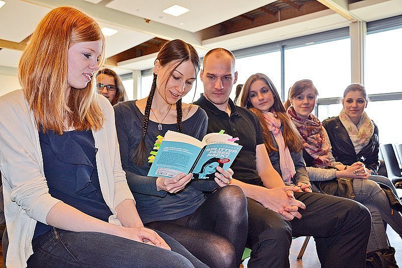 Lesung von Lilly Lindner berührt Leopoldshöher Gesamtschüler | Lokale ...