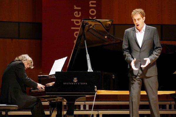 Meister-Duo harmoniert wunderbar im Detmolder Konzerthaus | Kultur ...