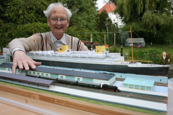 80-Jähriger baut an der Lagenser Werre die Columbuskaje und die "Bremen ...