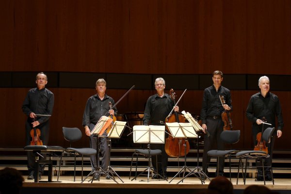 Das „Auryn Quartett“ intoniert Streichquintette Mozarts | Kultur ...
