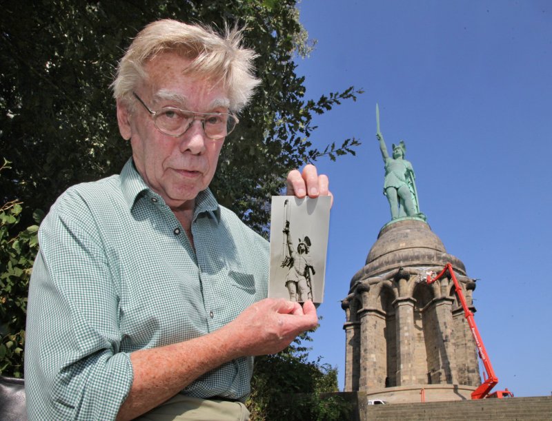 Lipper half 1952 bei der Restaurierung des Hermanns mit | Lokale ...