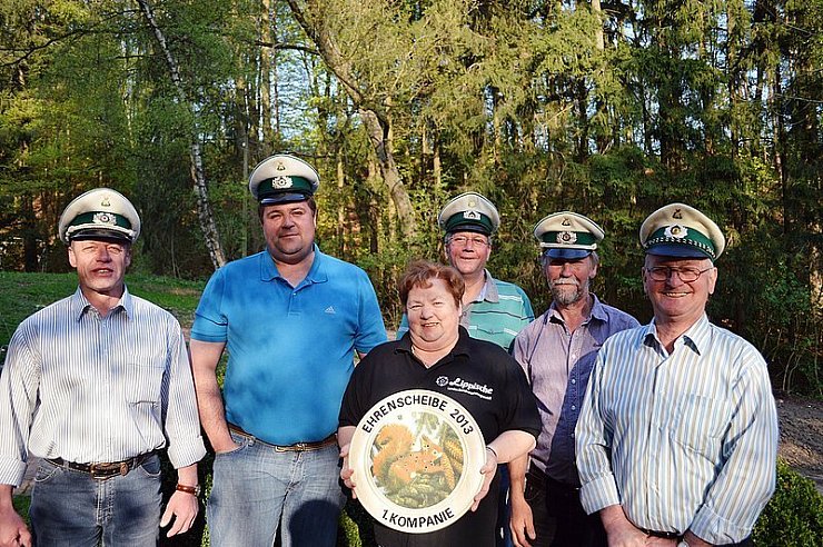 Erste Kompanie der Bad Meinberger Schützen übt für das Königsschießen ...