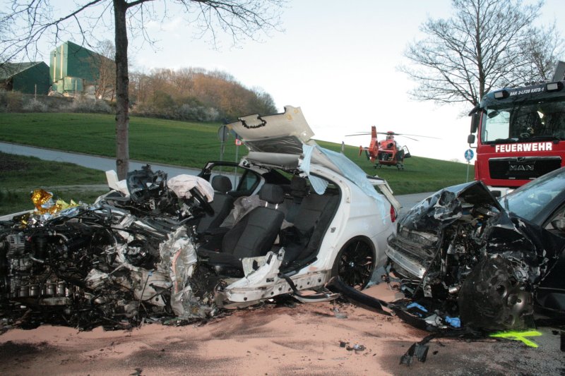 Schwerer Unfall auf der B1 zwischen Frettholz und Sonneborn | Lokale Nachrichten aus Barntrup ...