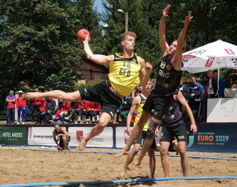 Fynn Hangstein ist der Handball-Spezialist im Sand | Handball aktuell ...