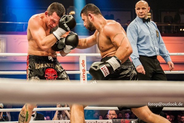 Boxer Leon Harth gewinnt Aufbaukampf bei "Fight Night" in Berlin ...