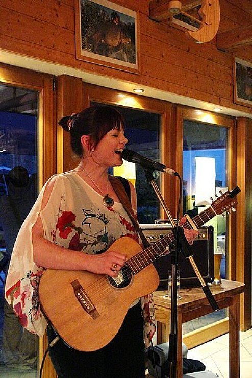 Prita Grealy überzeugt mit ihrem Auftritt im Café Walkenmühle | Lokale ...