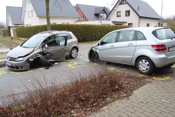 Autos prallen in Müssen frontal zusammen | Lokale Nachrichten aus Lage - LZ.de