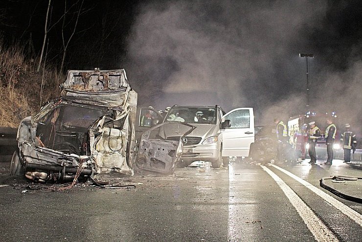 Schwerer Unfall auf der B1: Erwachsene und Kinder verletzt | Lokale Nachrichten aus Schlangen ...