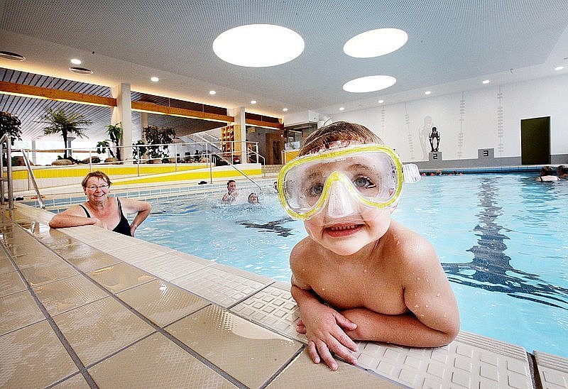 Neue Akustikdecke im Aqualip soll den Geräuschpegel senken | Lokale ...