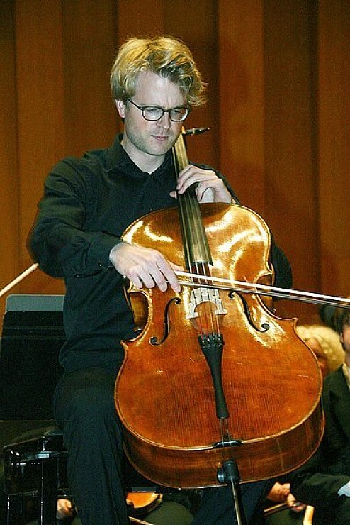 Ausnahmemusiker Julian Steckel spielt mit der Nordwestdeutschen ...