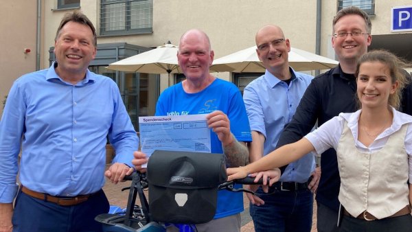 Spendenradler Oliver Trelenberg macht in Detmold Station | Lokale ...