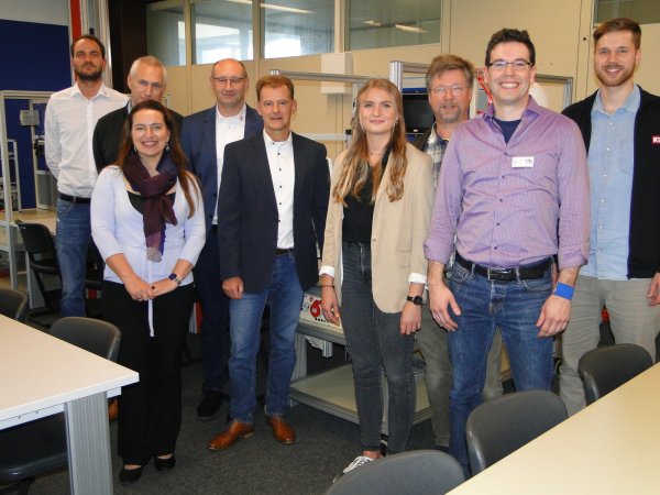 Firma KEB rüstet Fachraum des Felix-Fechenbach-Berufskollegs aus | Lokale Nachrichten aus ...