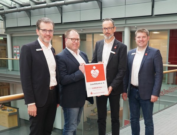 Sparkasse Lemgo spendet 5000 Euro für Betreuung trauernder Kinder ...
