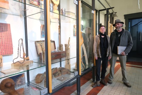 In Lage ziehen zwei Künstler in den postfaktischen Krieg | Kultur ...