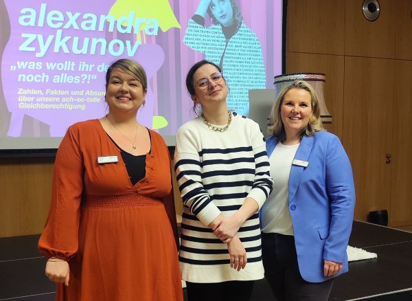 Alexandra Zykunov präsentiert im Kreishaus Zahlen und Absurditäten zur ...