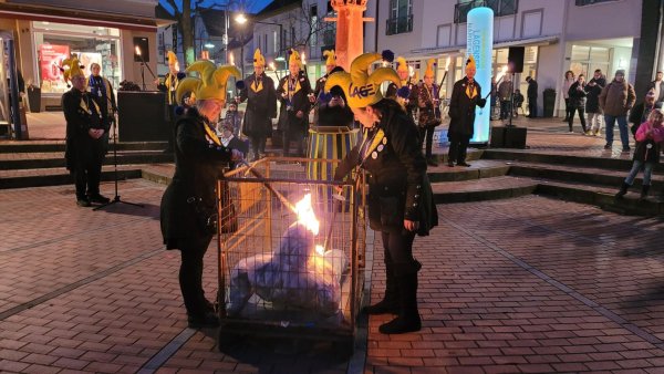 "Sünden gehen in Flammen auf": Lagenser verabschieden Karnevalssaison ...
