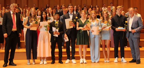 96 Bad Salzufler Schüler haben ihr Abitur | Lokale Nachrichten aus Bad ...