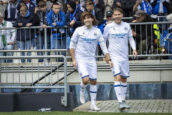 Kaderplatz ersteigert: Was zwei Arminia-Fans an der Seite von Fabian ...